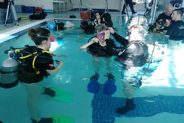 ELSA Students Dive in to Learning Scuba | Elmhurst University
